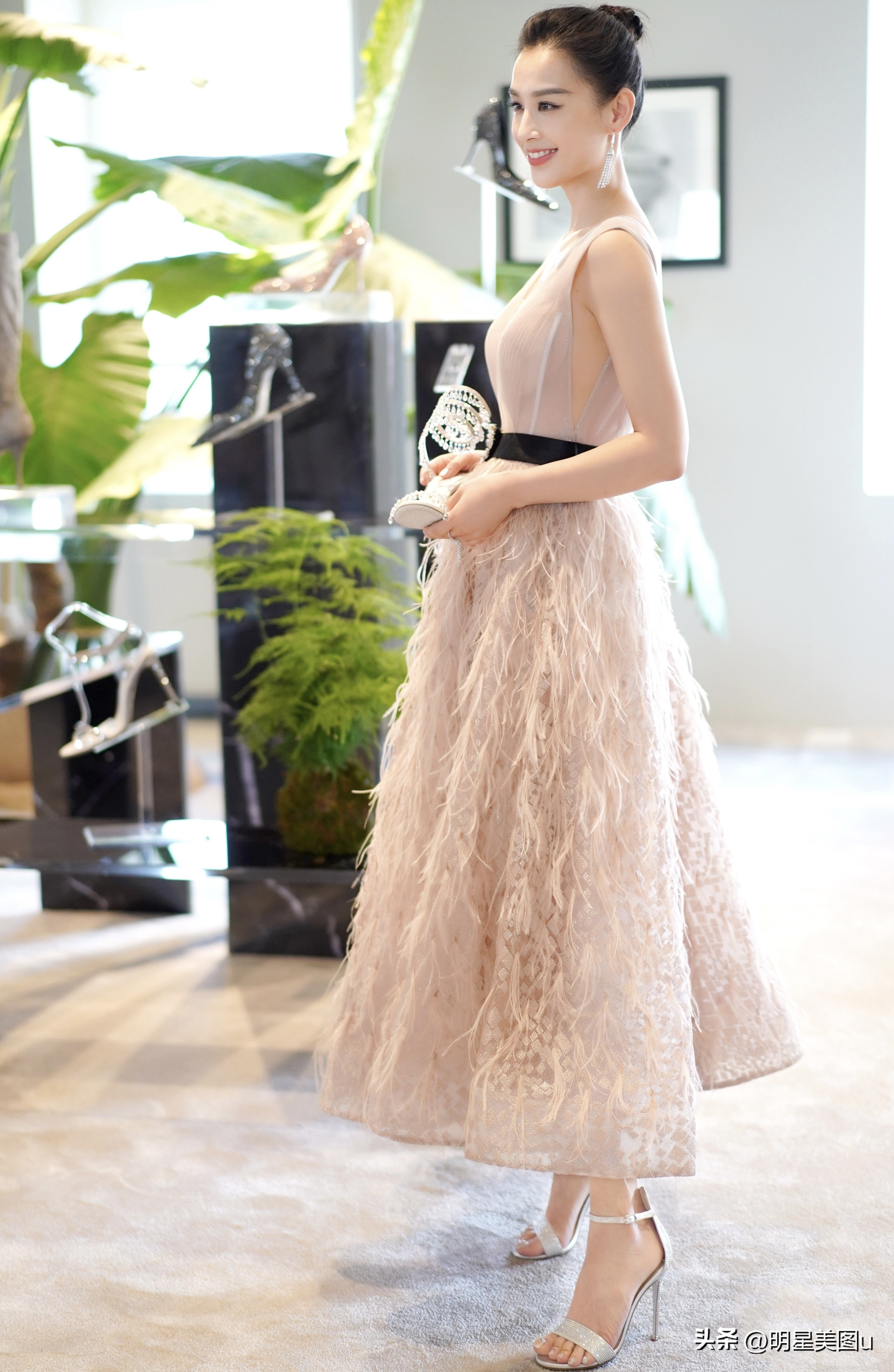Beauty star Huang Shengyi high heels - iMedia