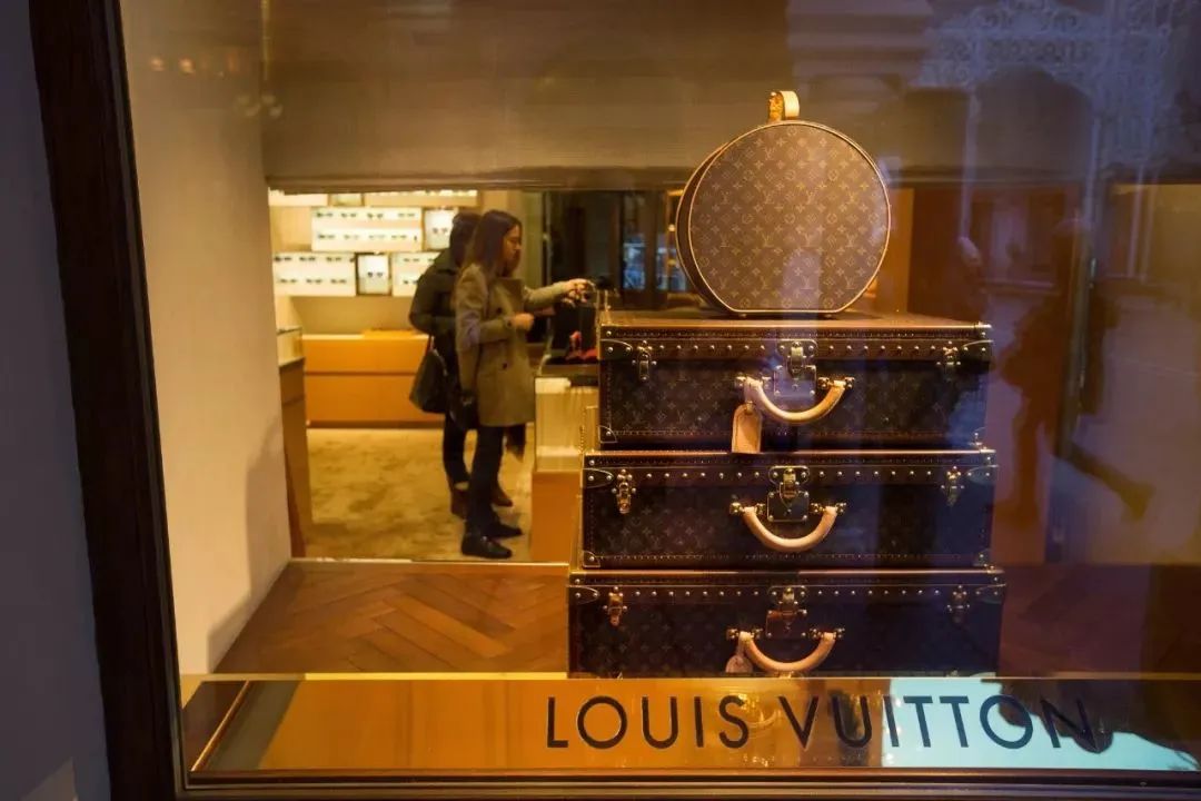 The LV transparent factory strikes, leaving enough room for imagination ...