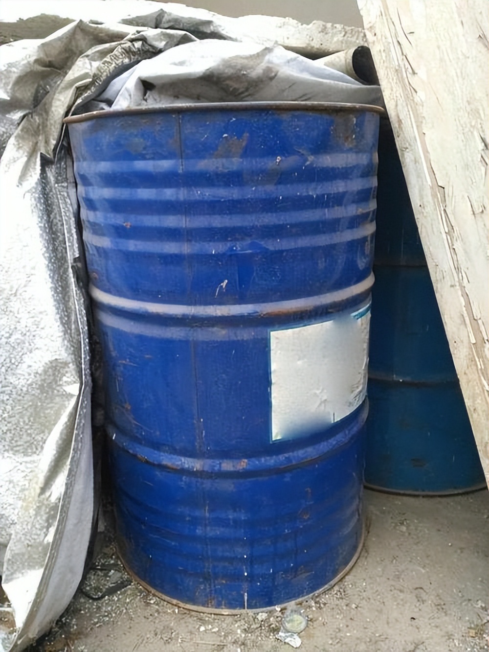 Don't sell the empty oil drums as 50 cents worth of waste, remodel them ...