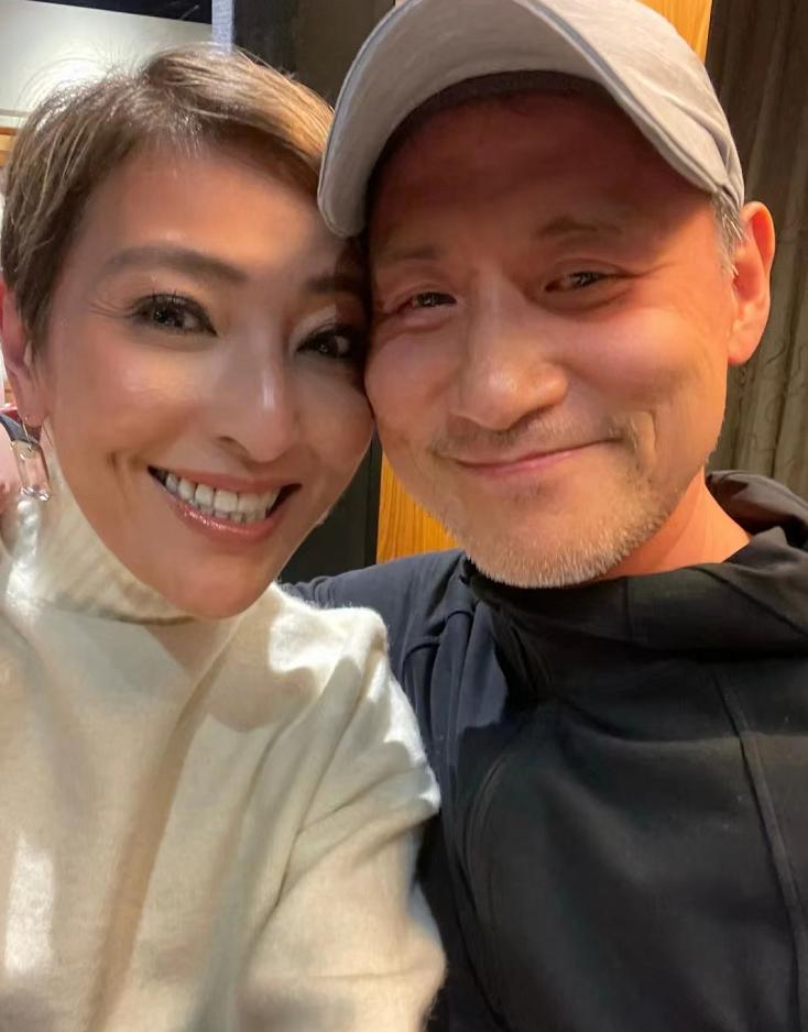 Jacky Cheung and the 58-year-old actress gathered together, hugged ...