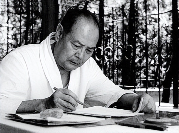 Before Yao Wenyuan was arrested in 1976, he was suspicious of the meeting, but Zhang Chunqiao's ...