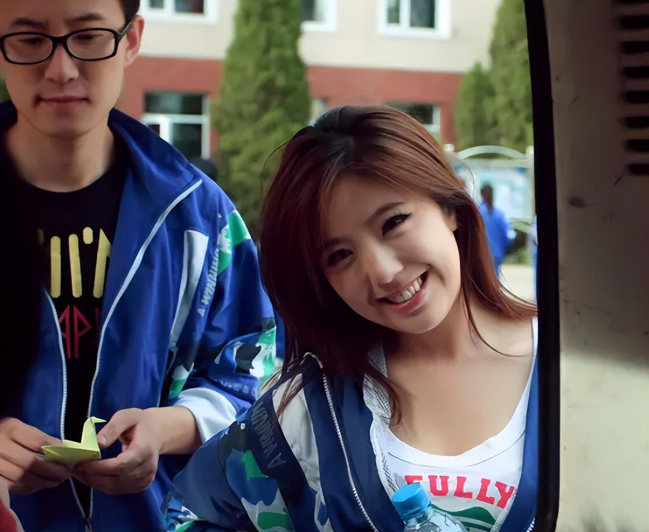 35-year-old Zhao Yihuan shoots a sexy blockbuster in the swimming pool ...