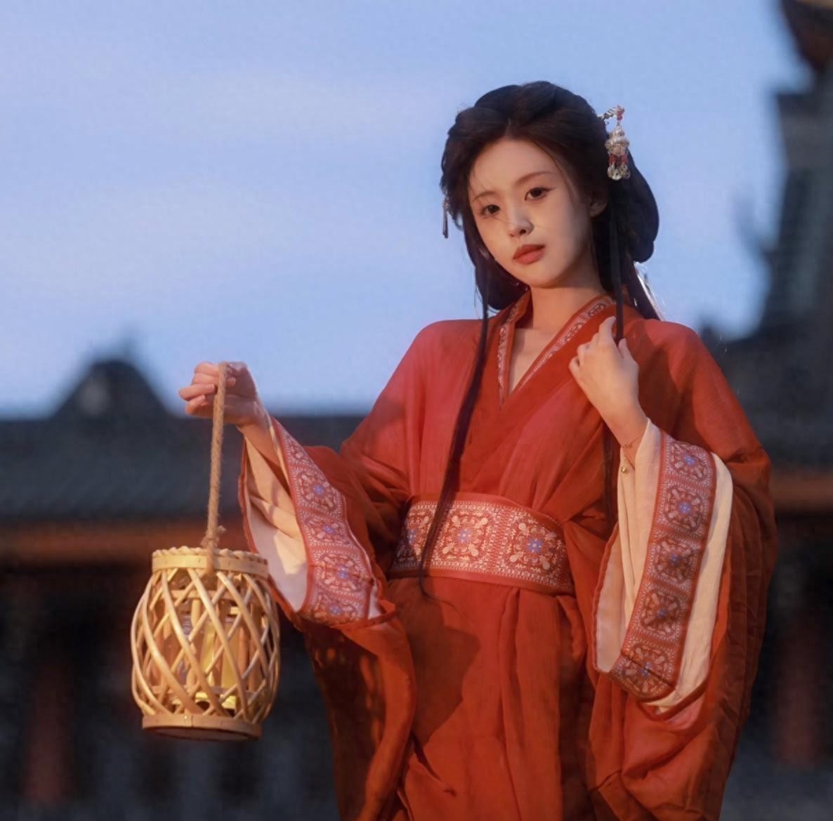 Xu Ziyao is so beautiful in a belly-baring outfit, with cute belly fat ...