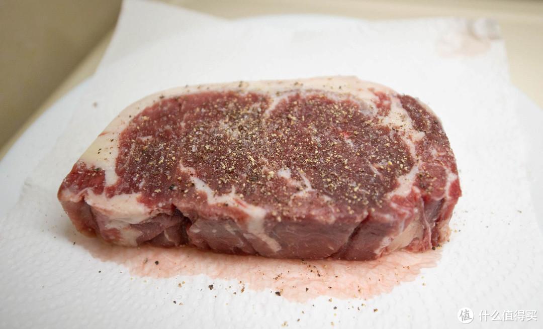 After the frozen beef is thawed and fried, there is blood flowing out ...