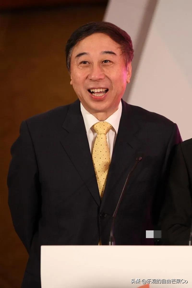 Feng Gong came to the door and bowed to take off his hat, and the ...