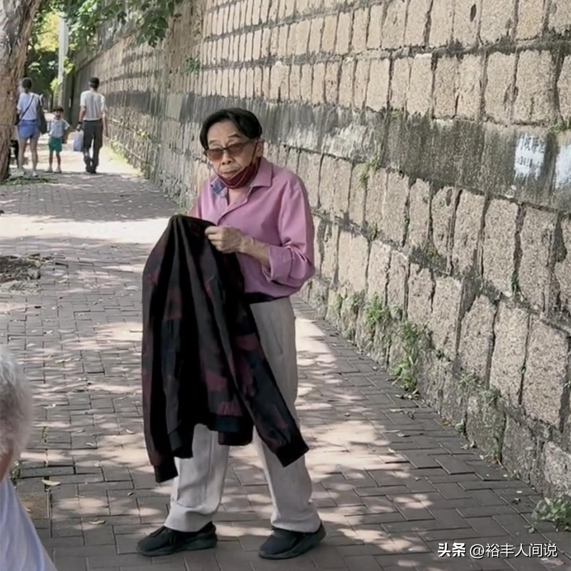 78-year-old Teddy Robin appeared alone on the street and was ridiculed ...