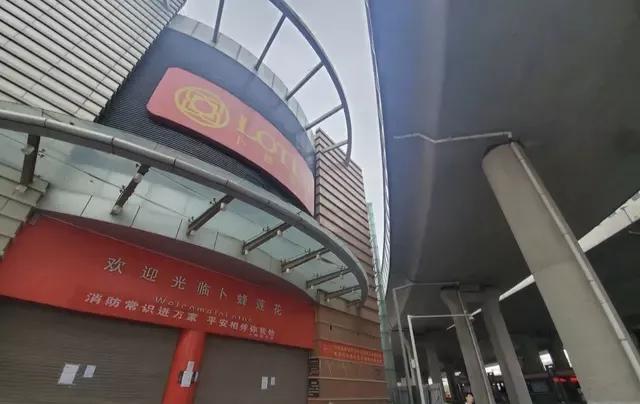 The closure of physical stores in shopping malls and supermarkets is ...