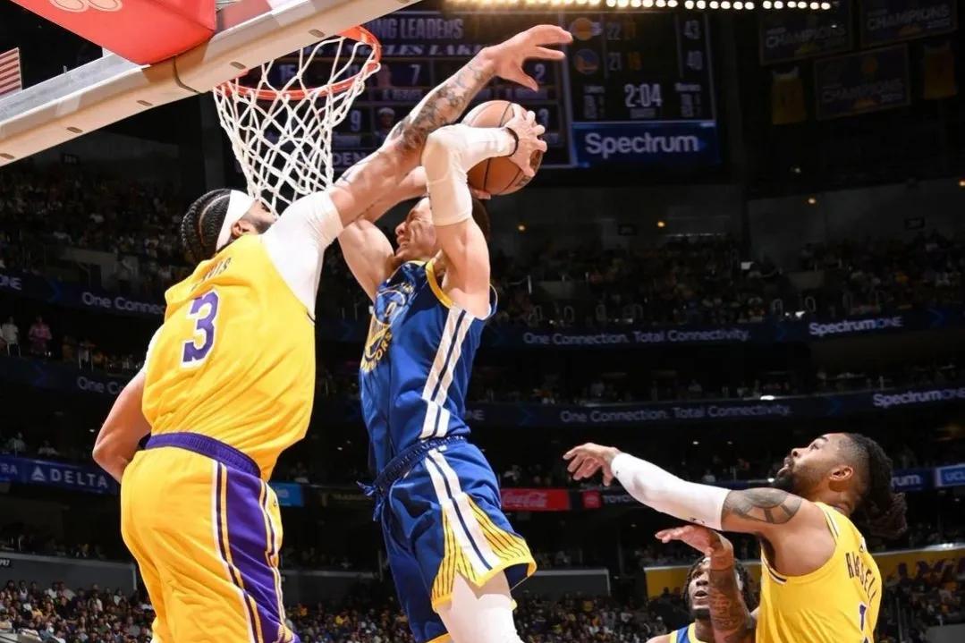 James broke the Warriors' defense and let Davis defend the corner for a ...