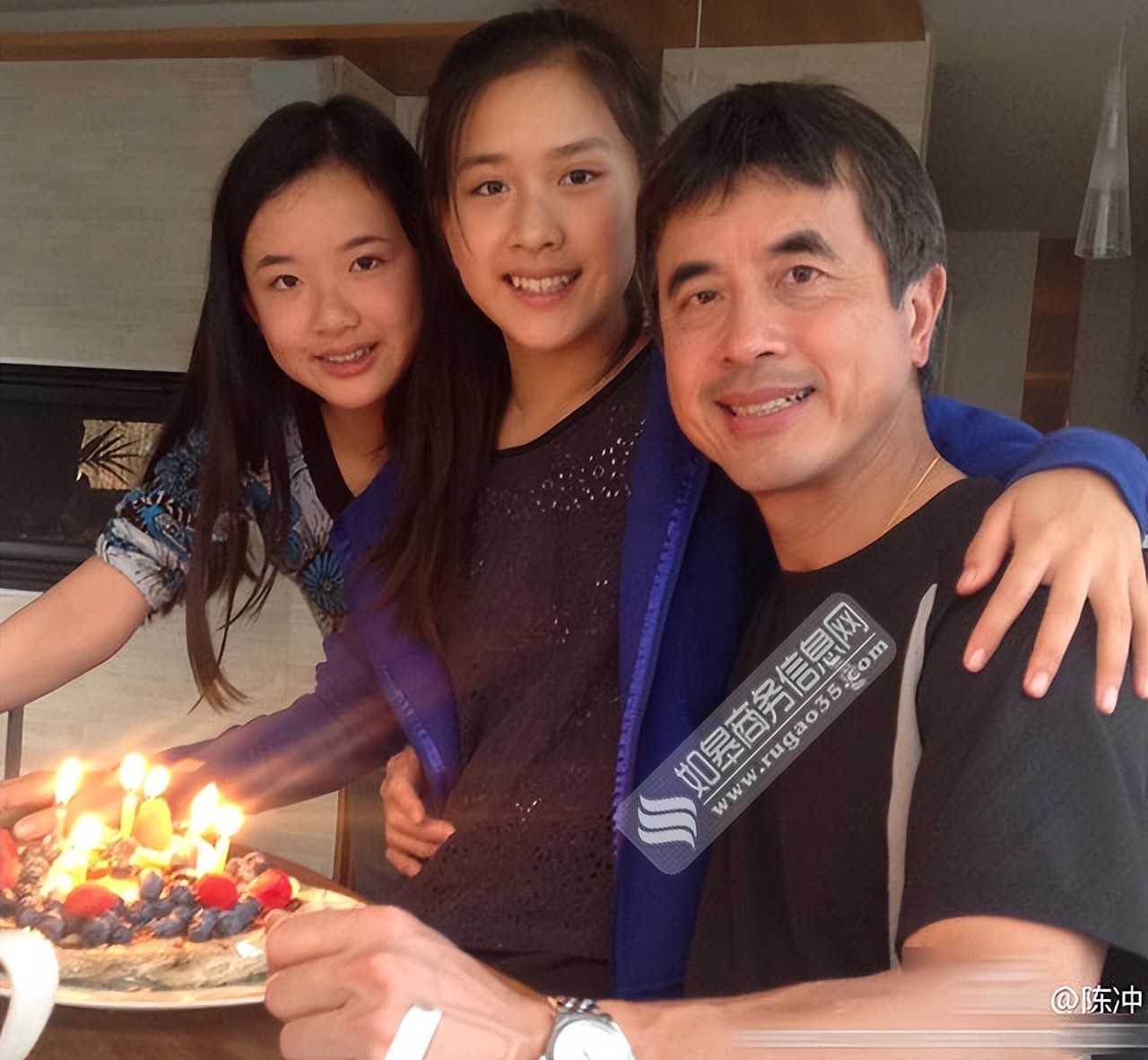 Chen Chong's family of four in the same frame!The two daughters are ...