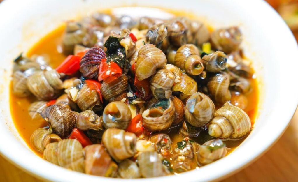Stir-fried snails, an authentic seafood delicacy, delicious taste, one ...