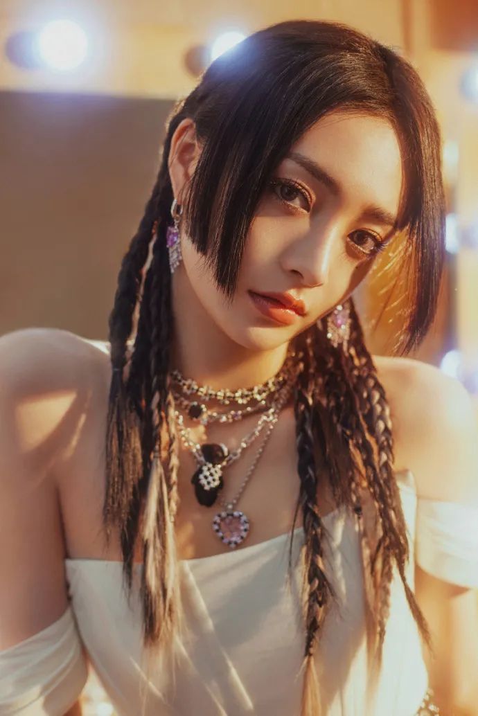 Zhou Jieqiong holds the pipa Xiaolu Xiangjian in his arms, cool and ...