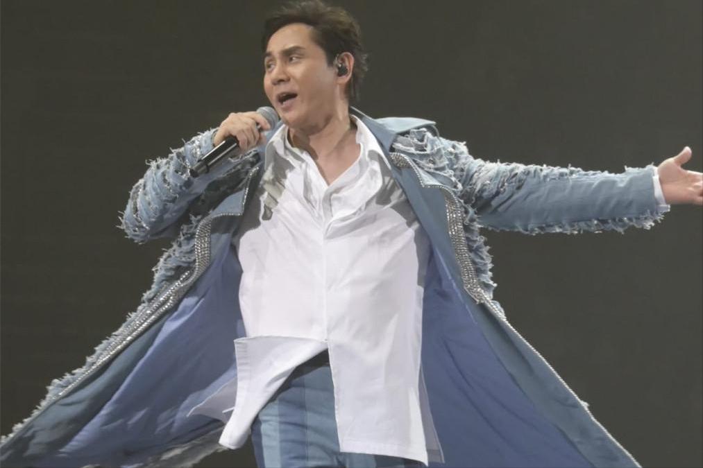 Zhou Huimin hugged Huang Kaiqin emotionally and sang a song "Love is ...