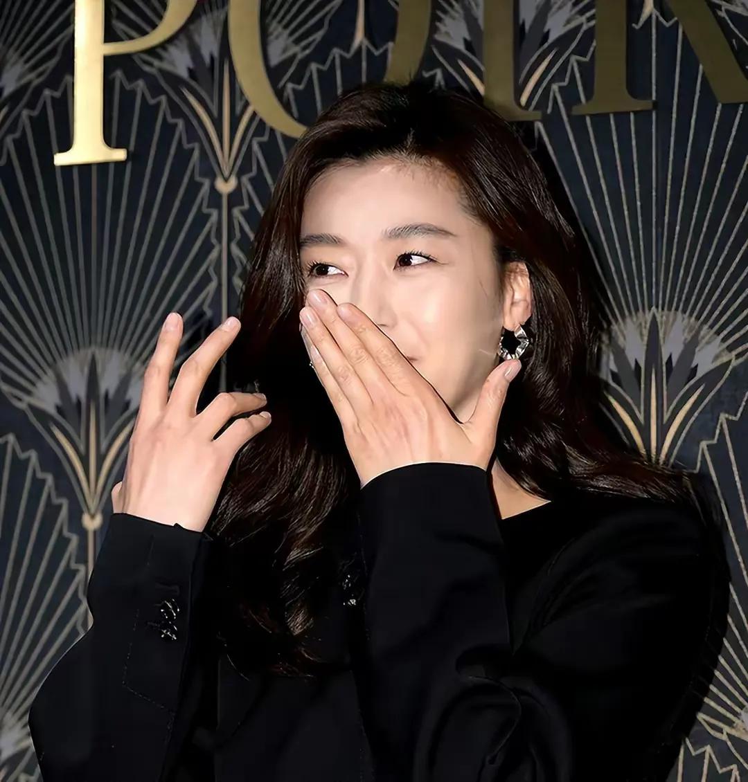 Jeon Ji Hyun attended the event. At 41, she was in full condition. Some ...