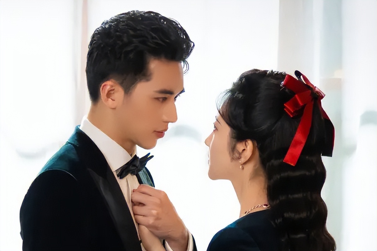 "City of Flowing Light", the young master of the Rong family, Rong Jia, a treasure boy with ...