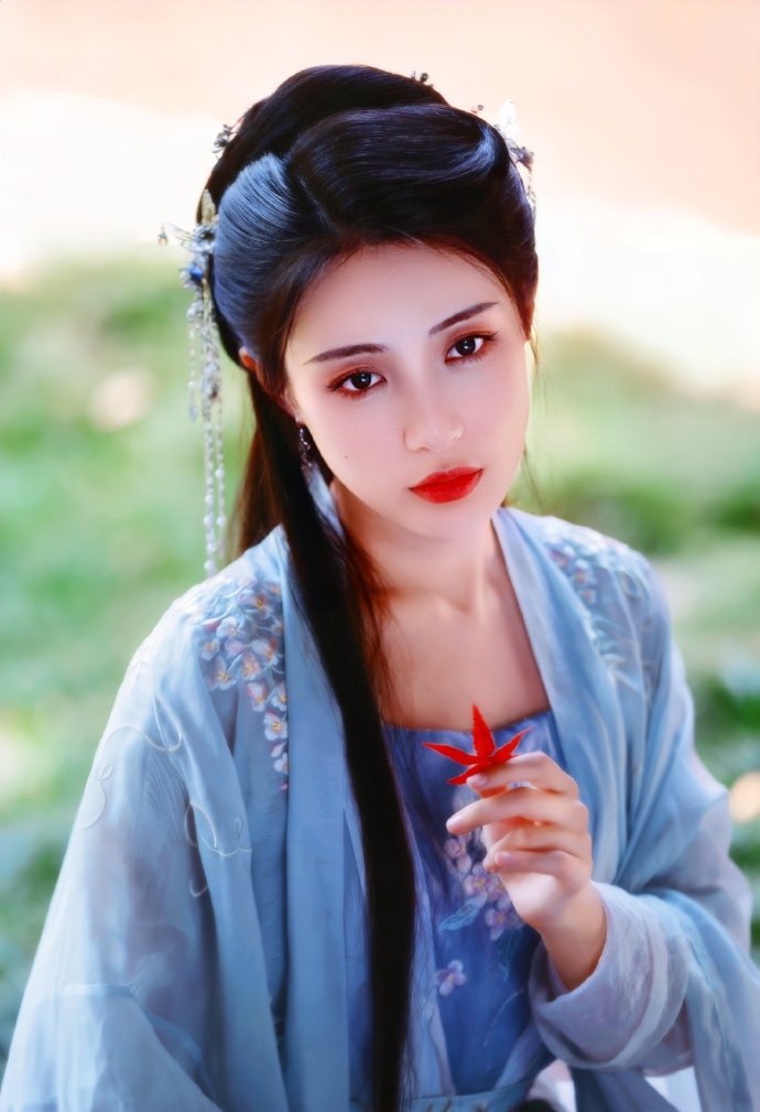 The beautiful woman holding a fan, Chen Duling is out of the world ...