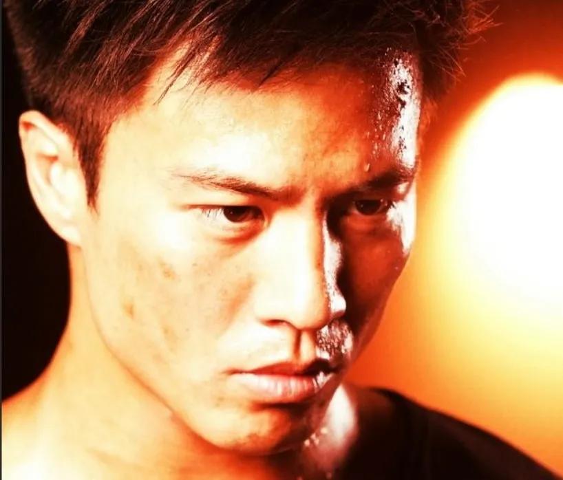 He is the most handsome man in "Reverse War", his handsomeness even ...