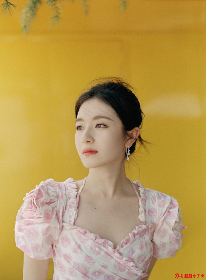 Gentle Li Randi's shallow smile is very charming - iNEWS