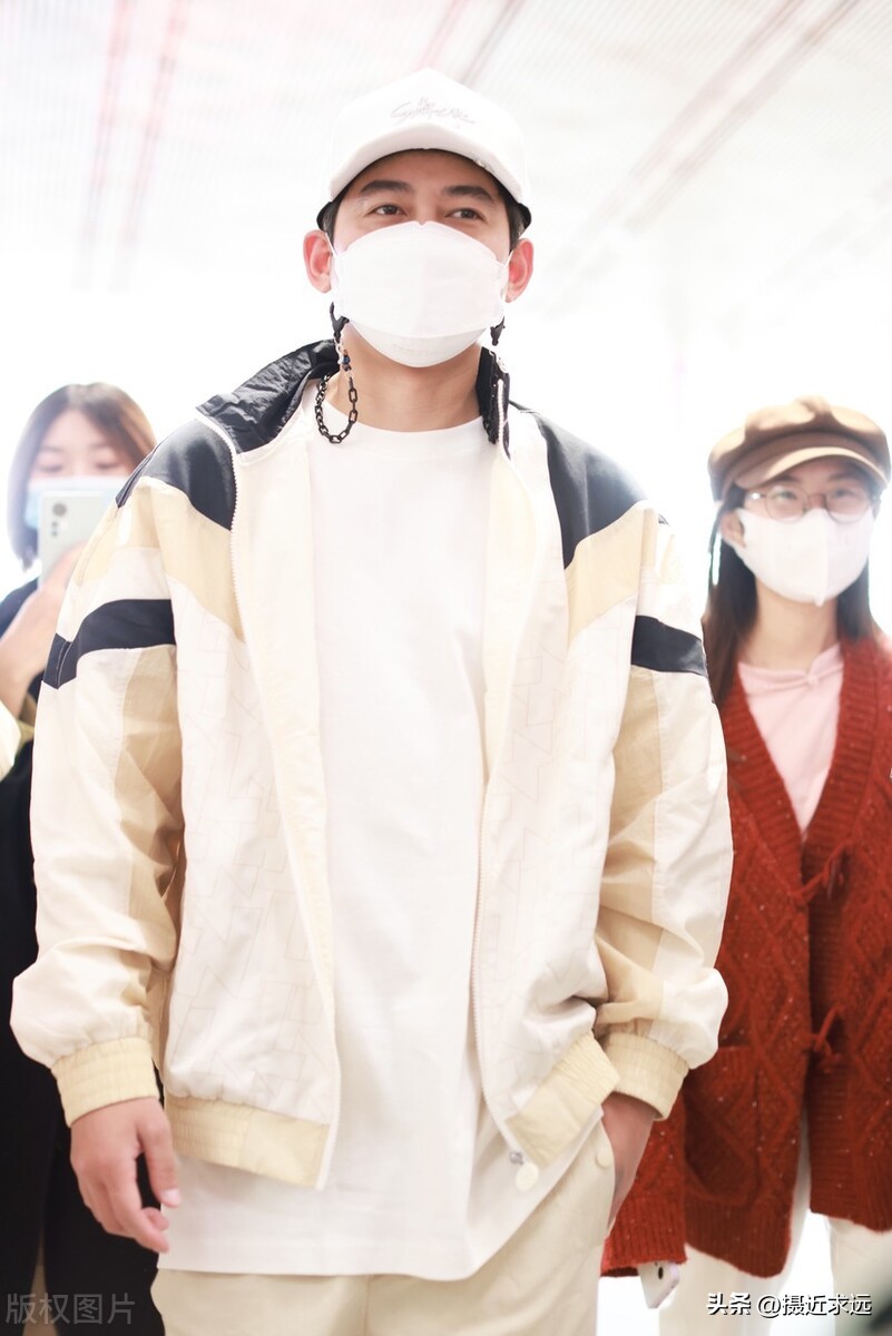 Su Xing appeared at the Beijing airport and was still fashionable - iNEWS