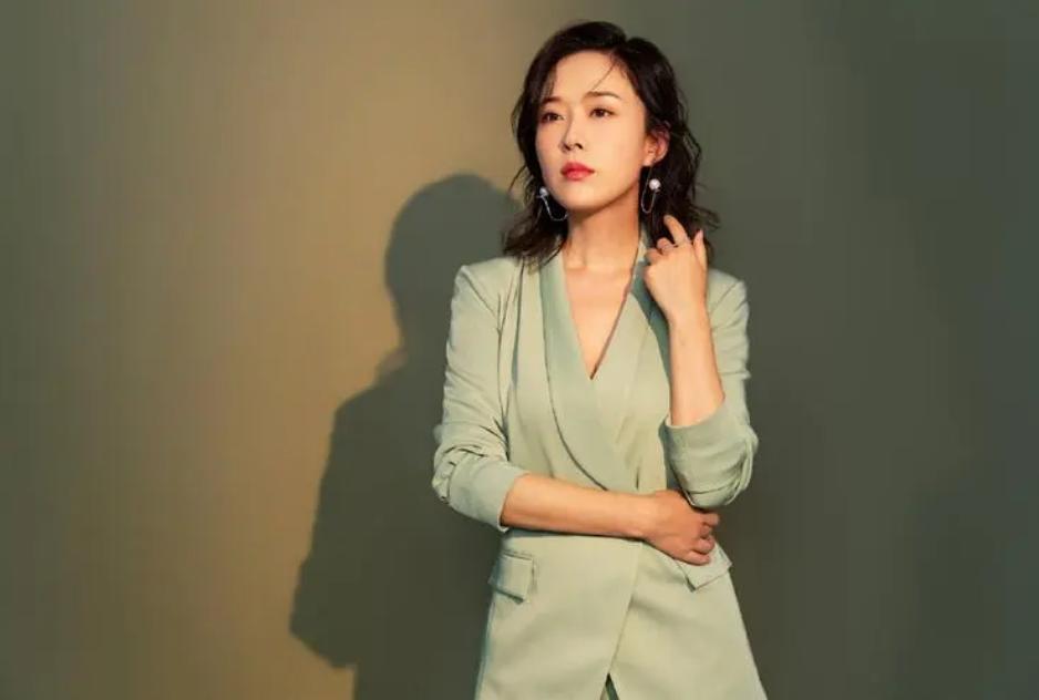 Famous actress Yan Danchen: At the age of 44, she bravely gave birth to ...