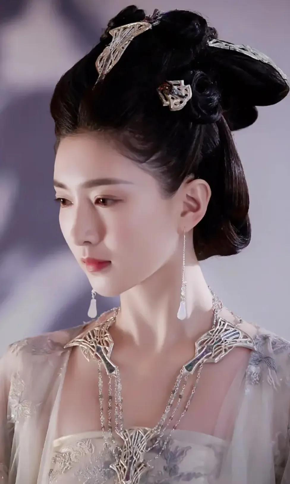 I watched "Qing Ping Le" and was blown away by the beautiful styling ...