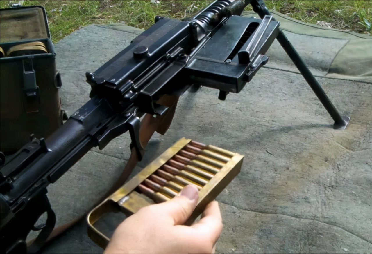 The worst machine gun of World War II, "Breda M1930", needs to be lubricated before loading ...