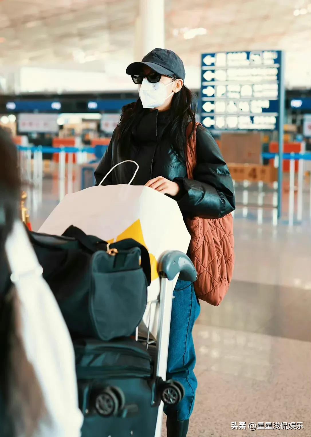 Di Lieba's latest shoot for Reuters, wearing a hot girl outfit with a ...