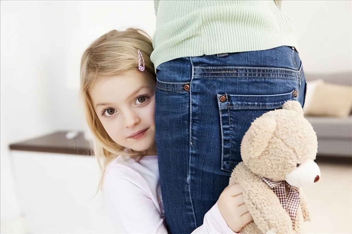 Is it rude not to say hello?Please let go of the child who is unwilling ...