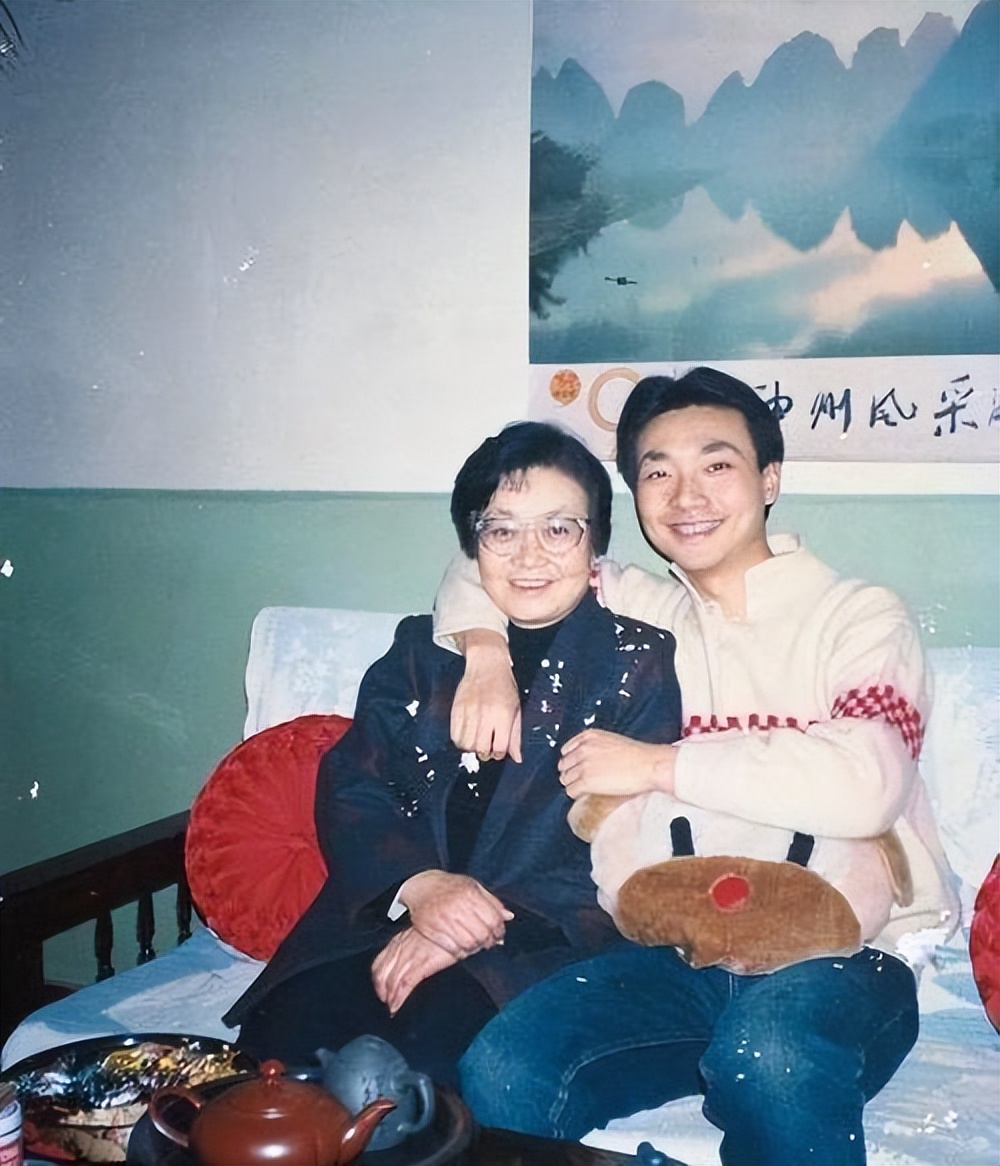 CCTV anchor Kang Hui: Married with her first love at the age of 29 - iNEWS