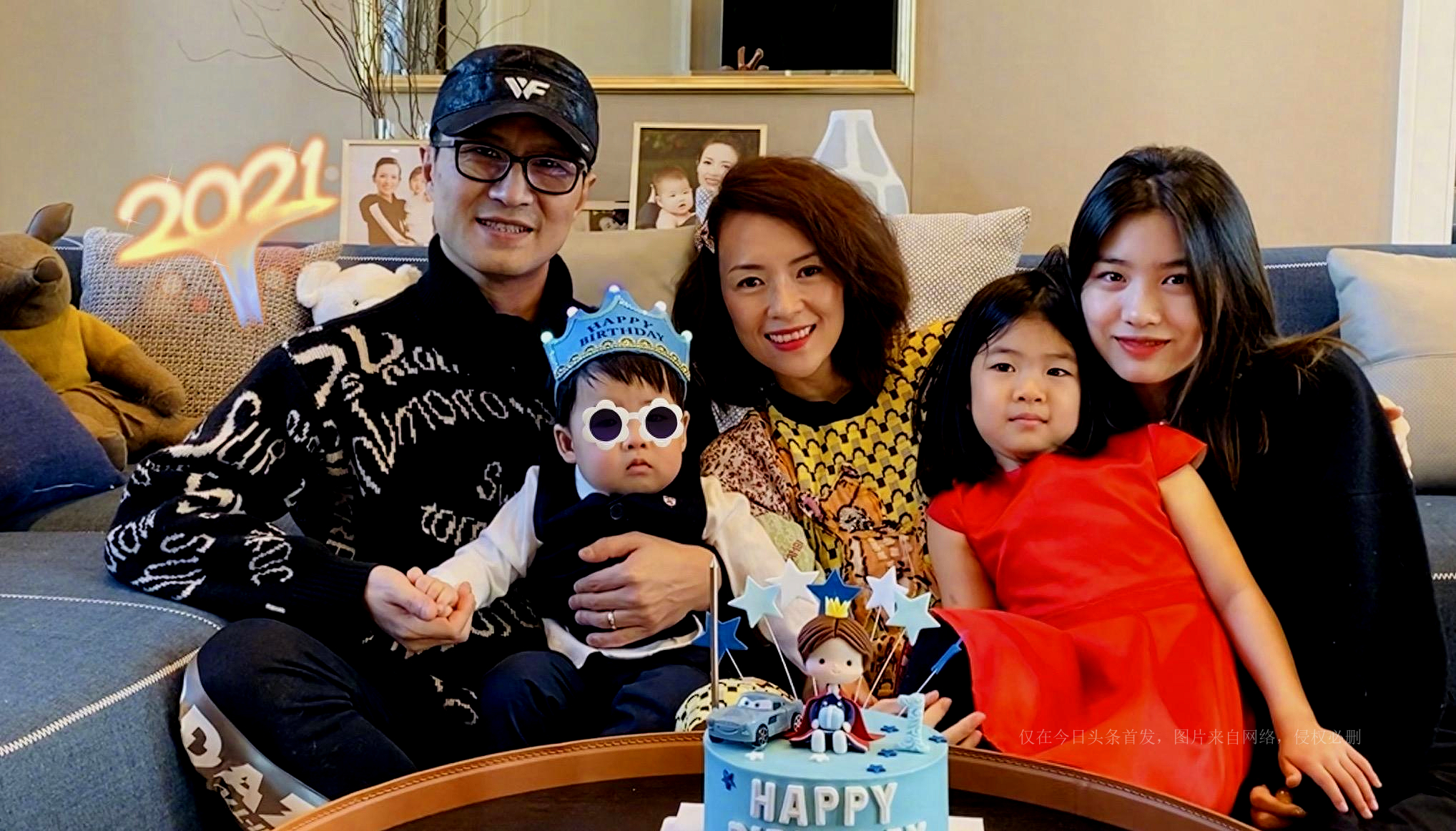 Wang Feng's second daughter was rarely exposed. She went to the mall ...