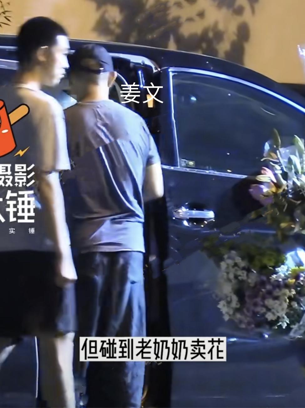 60-year-old Jiang Wen went out with his son, 14-year-old Jiang Jiro was ...