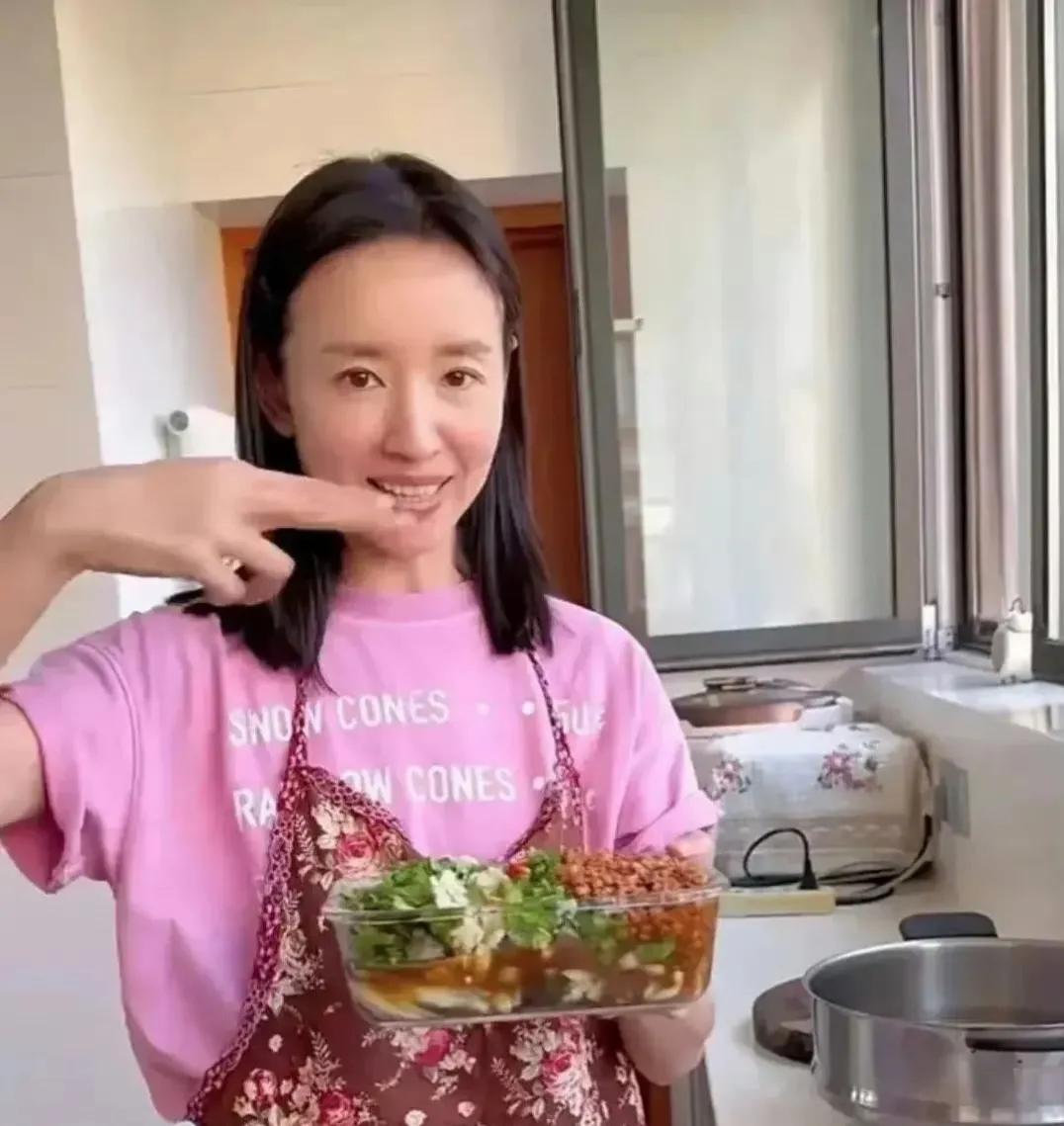Photos of Dong Jie cooking at home without makeup were exposed, but ...