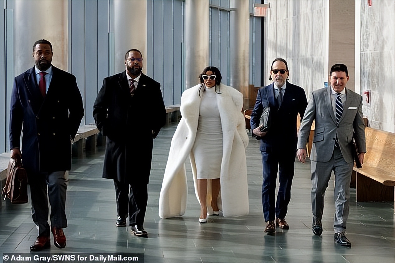 Cardi B was brought to court again!Wearing a milky white slim dress ...