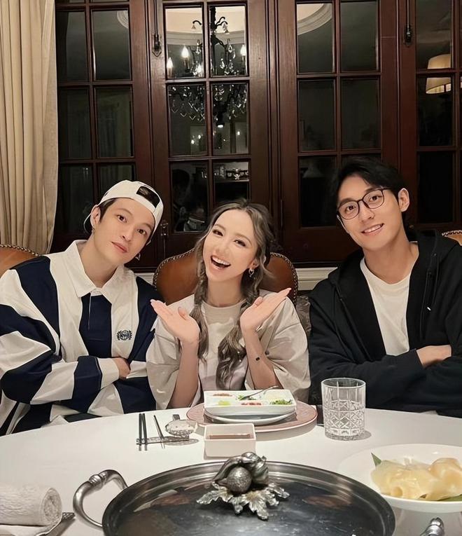 Deng Ziqi was revealed to have been married with her boyfriend and ...