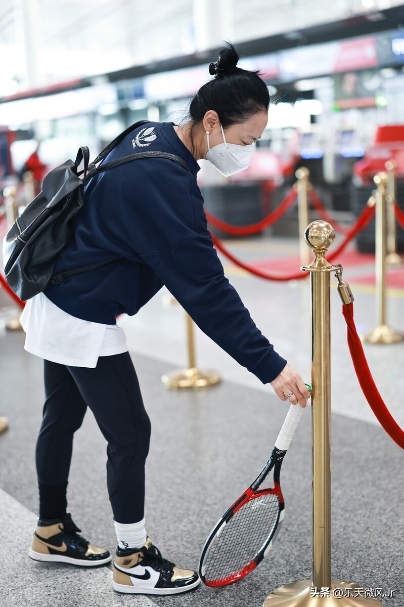 Huang Qishan showed up at Beijing Airport holding a tennis racket in ...