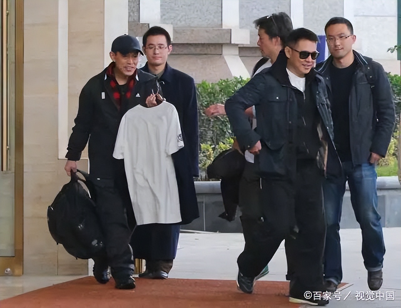 Jet Li's own film salary is over 100 million, and he gives his eldest brother a million annual ...