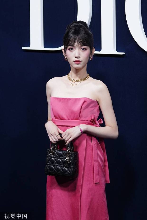 Dilraba Zhou also looks stunning on the red carpet than Mei Gina Yu ...