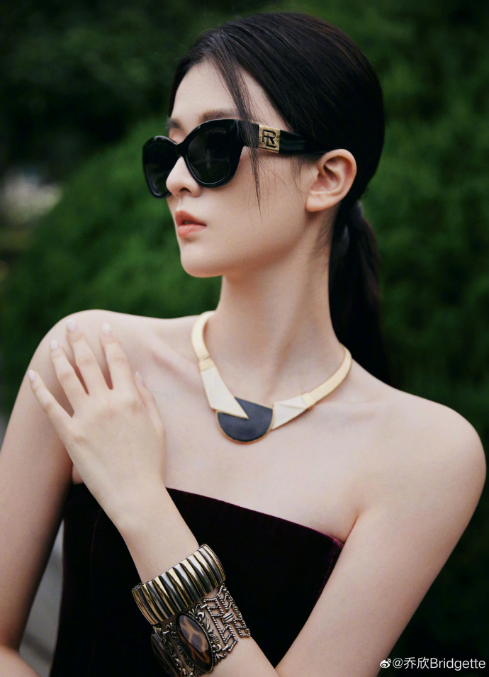 Qiao Xin shows off her beautiful back in a retro red velvet tube top ...