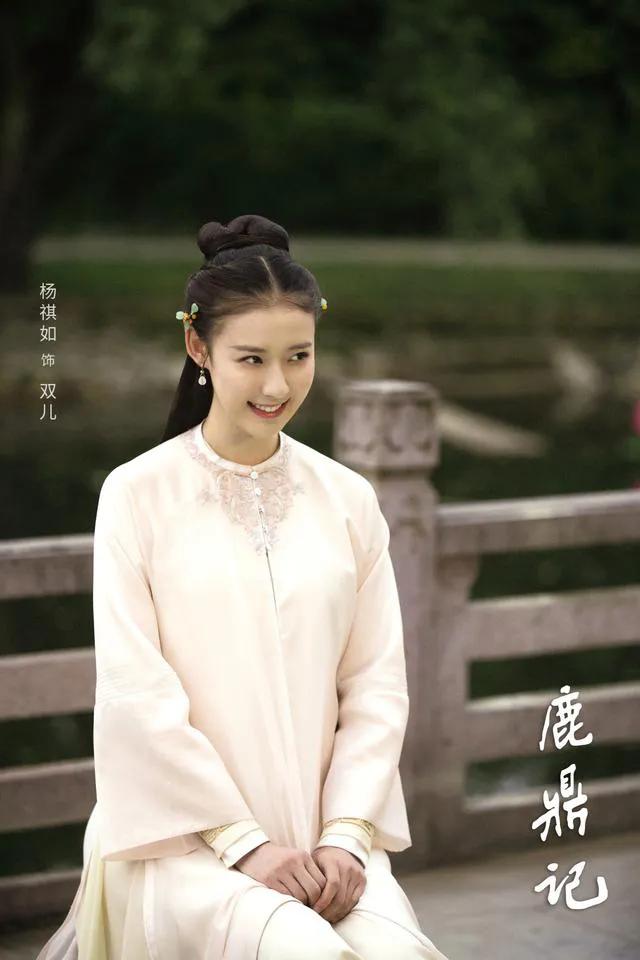 Yang Qiru: Like a flower like a jade, a lotus like a face - iNEWS