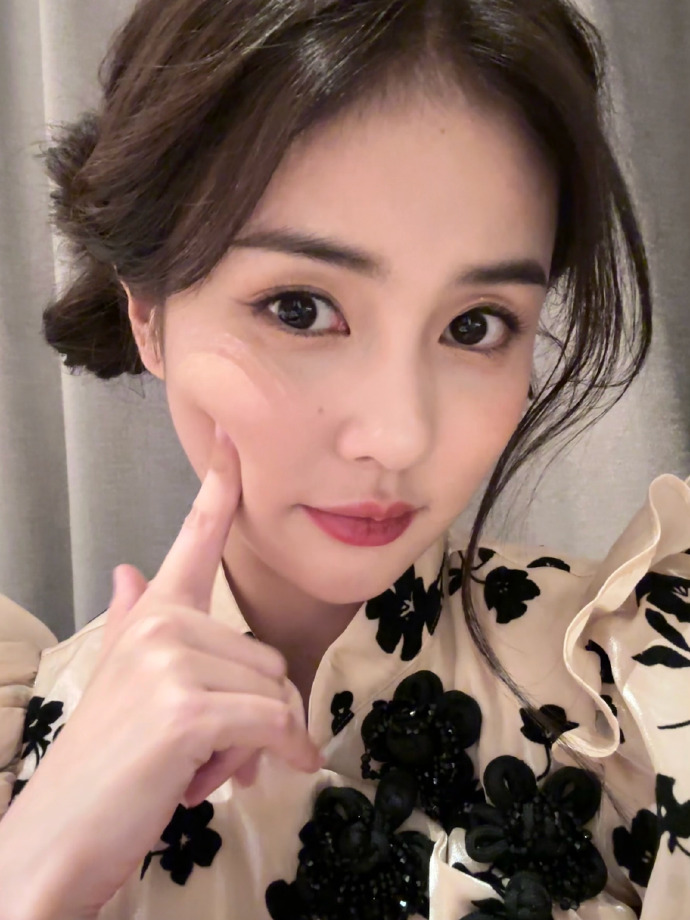 Actor Bai Lu wears a short-sleeved puff-sleeved dress with a double ...