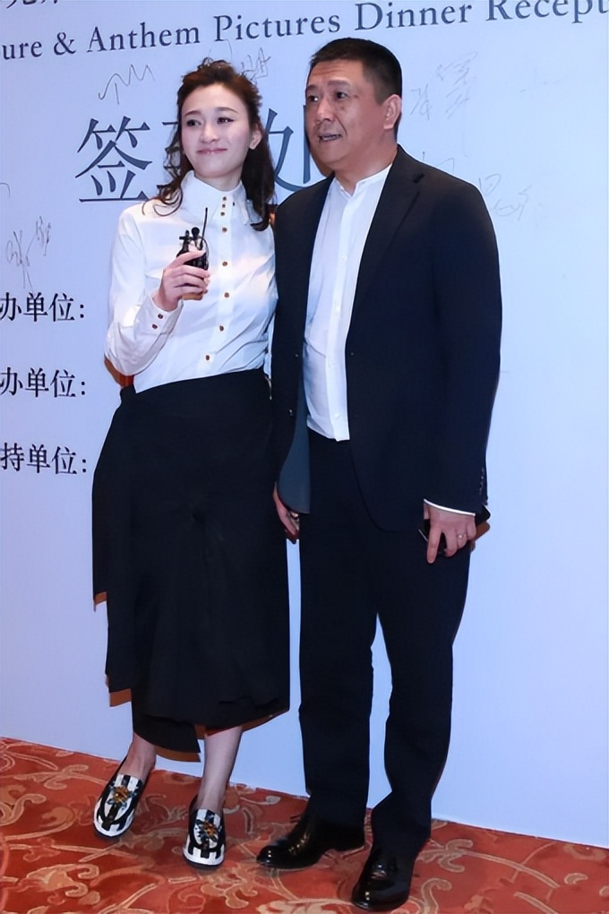 Li Xiaoran attended the reception with her rich husband! The ball head ...