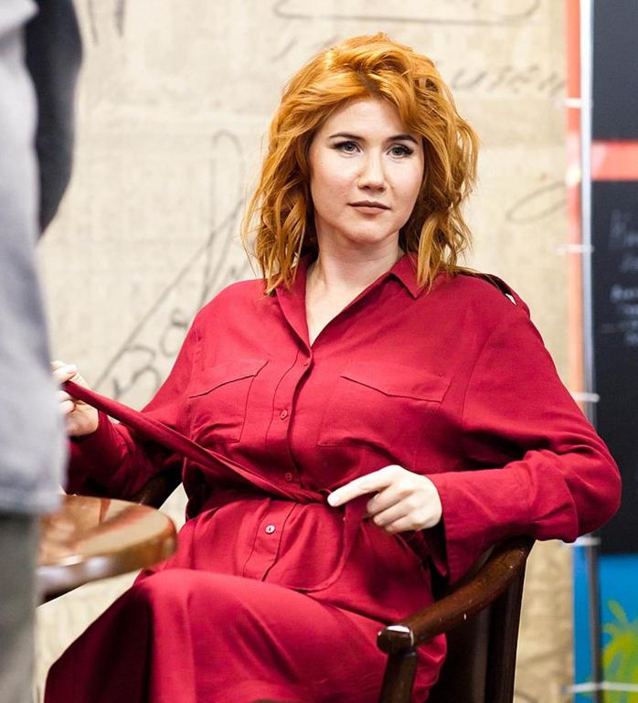 How awesome is the Russian female spy Anna?Seduced the British prince ...