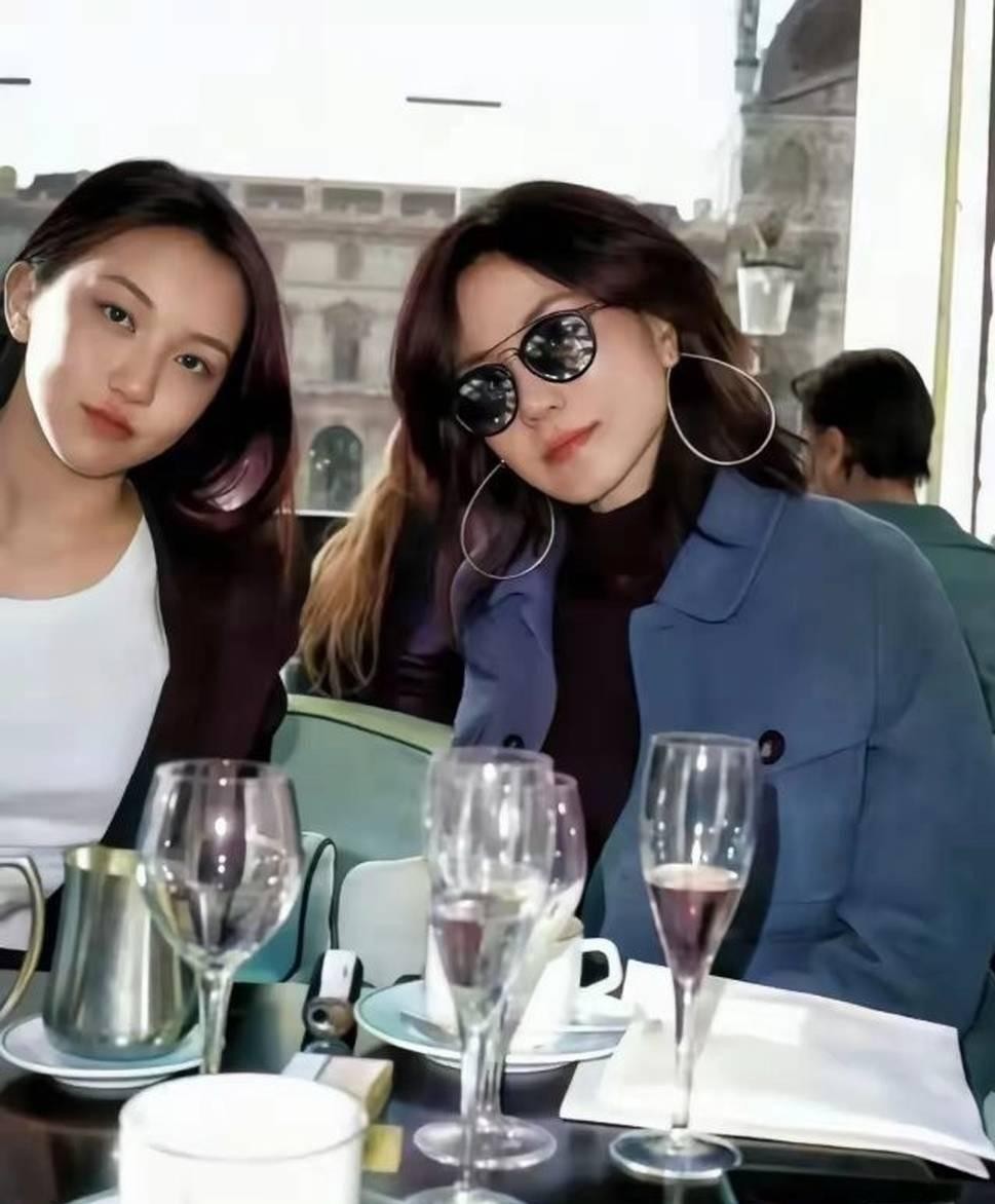 Faye Wong's daughter Li Yan was spotted in London. She is tall, white and thin, with delicate ...