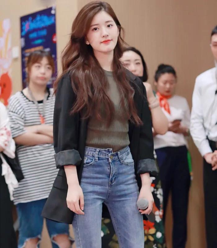 Zhao Lusi's makeup is too pure. She looks very young when she eats, and ...