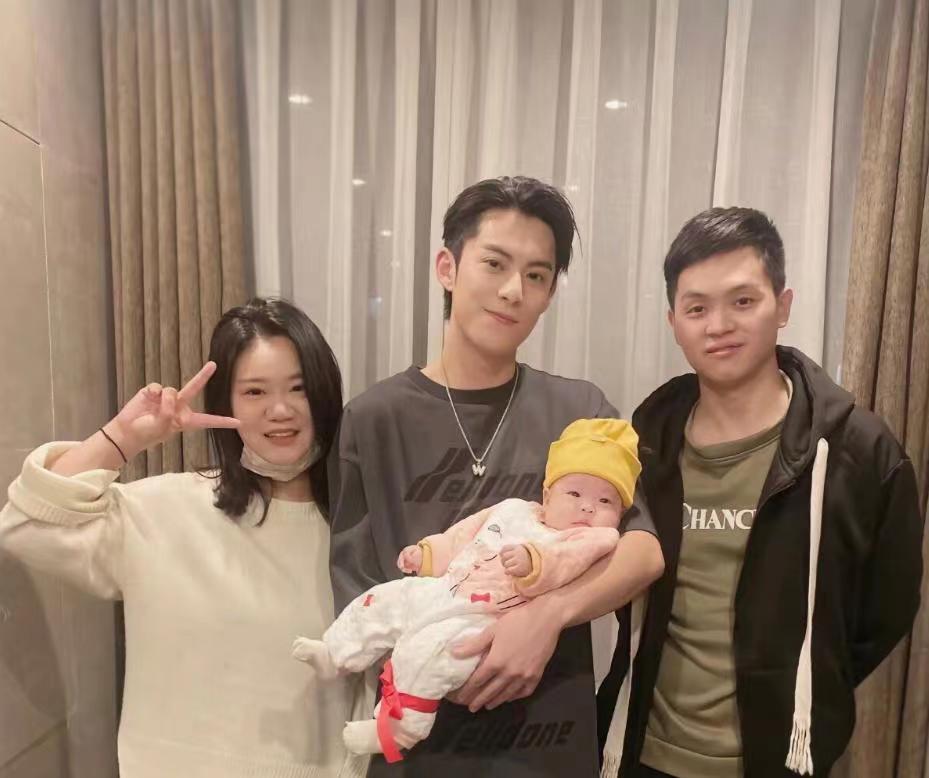 Wang Hedi is going to be a father?Standing next to the beautiful woman ...