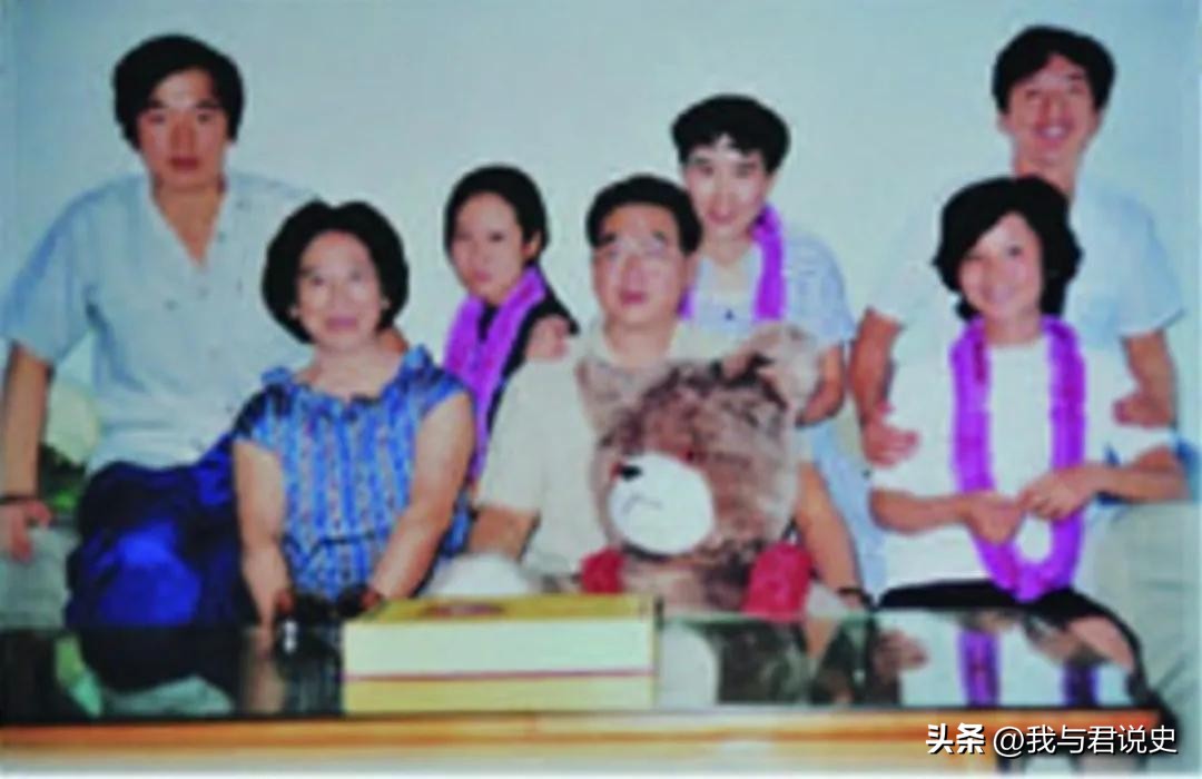 In 1986, a rare group photo of Li Peng, his wife and his family, the ...