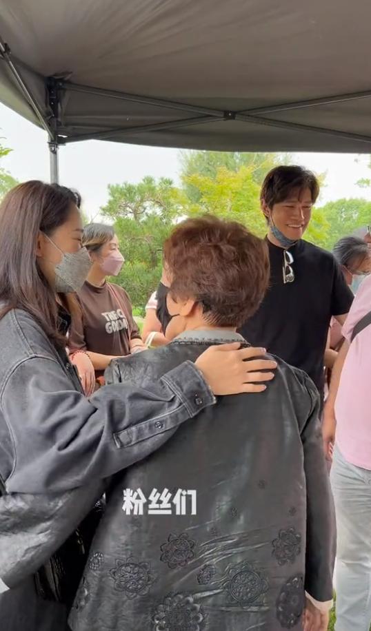 Chen Qiaoen and his wife went to the cemetery to worship Qiao Renliang ...