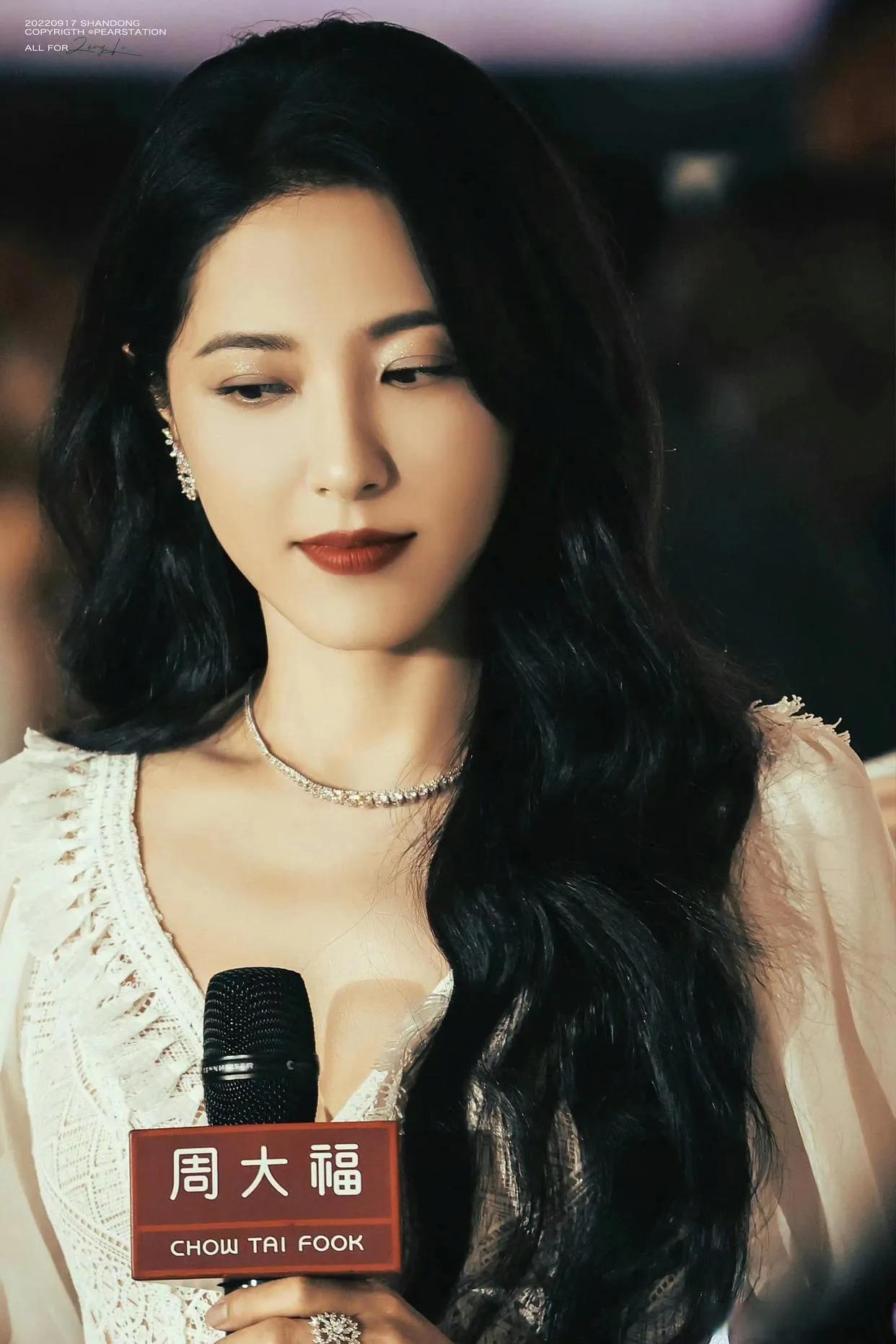 The beautiful beauty Zeng Li - iNEWS