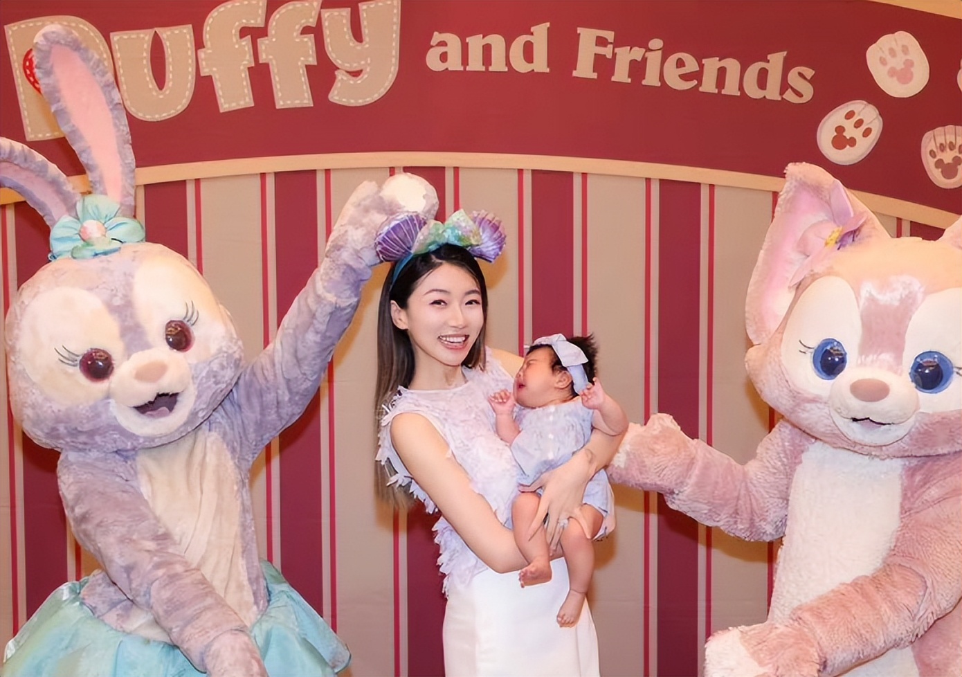 Cheng Xiaoyue took her baby to visit Disney, only cared about the ...