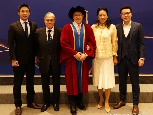 After seeing the group photo of Guo Jingjing's family and Zhu Lingling ...