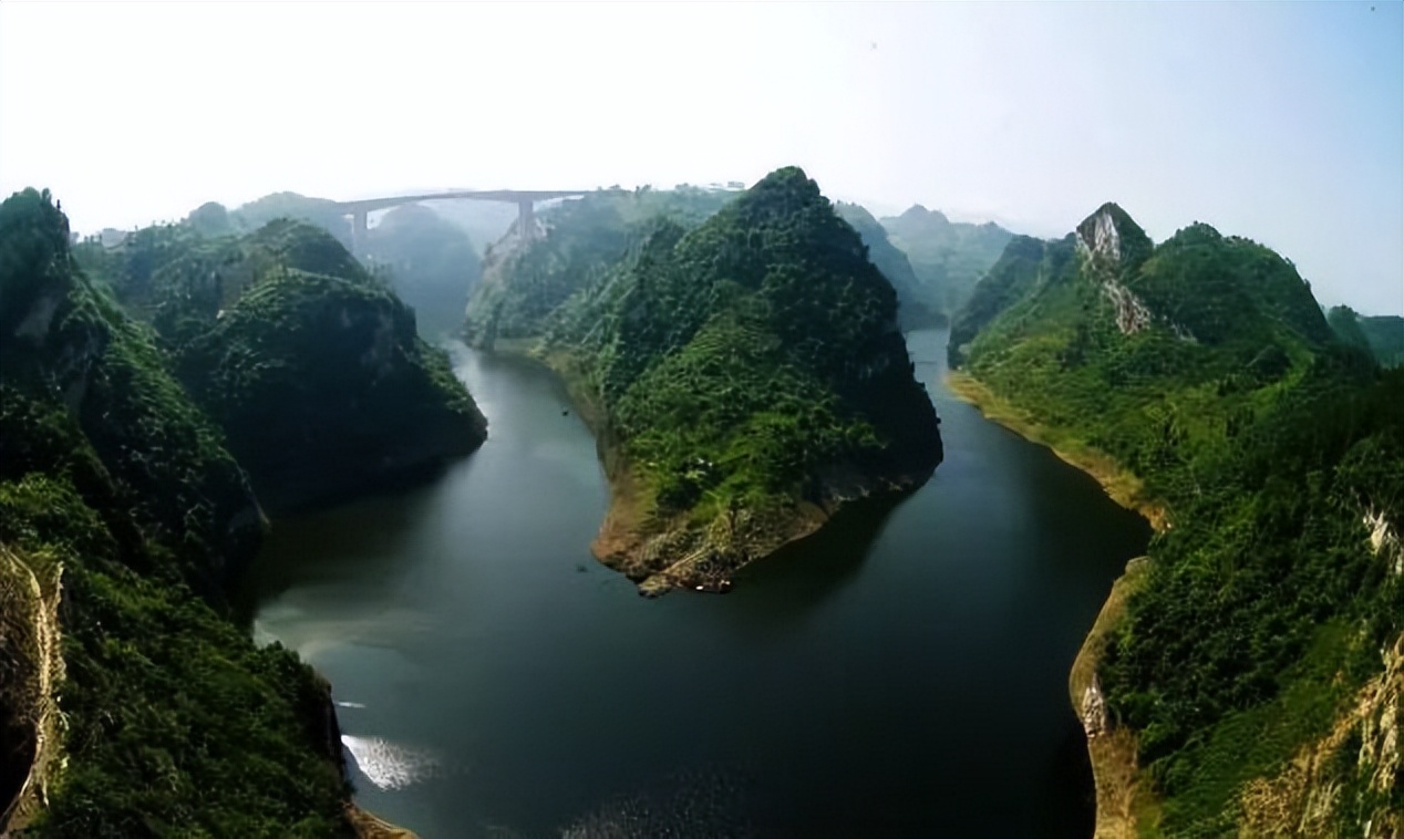 The long Chishui River, the fragrance of soy sauce and wine.A big river ...